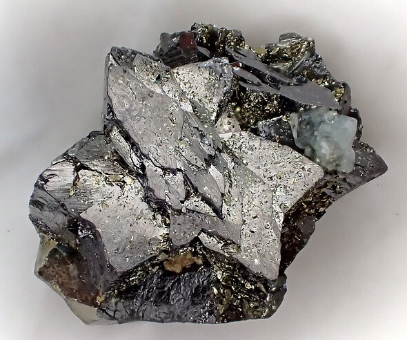 Enargite: Mineral information, data and localities.